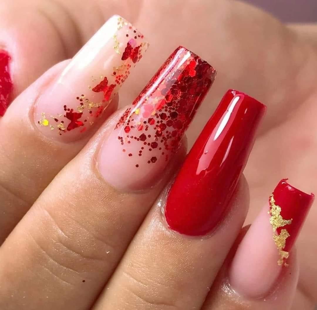 49 Unhas de gel vermelha decoradas que são tendências