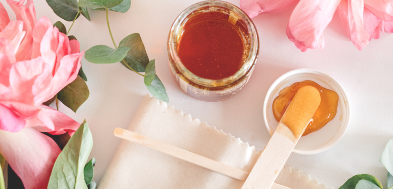 Aprenda a Realizar a Depilação Facial com Cera Fria como uma ...