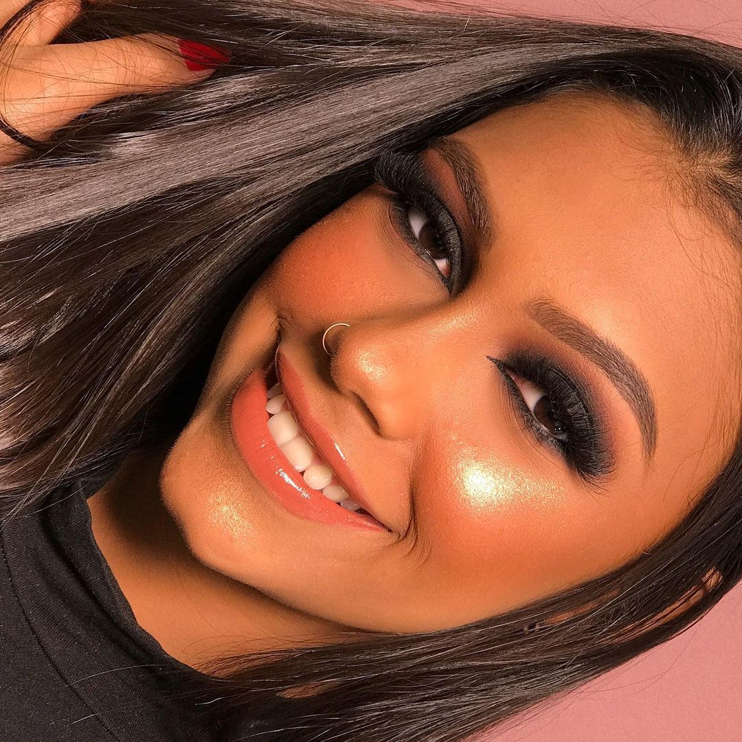 Tendências de maquiagem preta simples